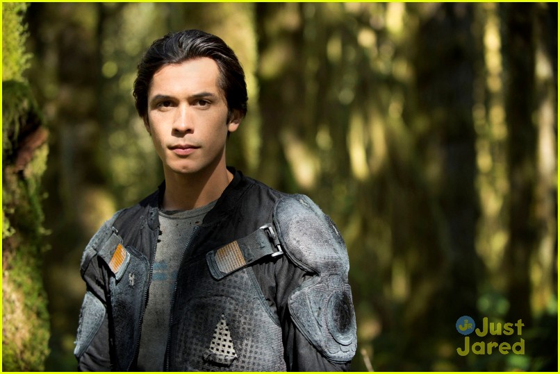 Eliza Taylor & Marie Avgeropoulos: 'The 100' Cast Pics & New Trailer ...