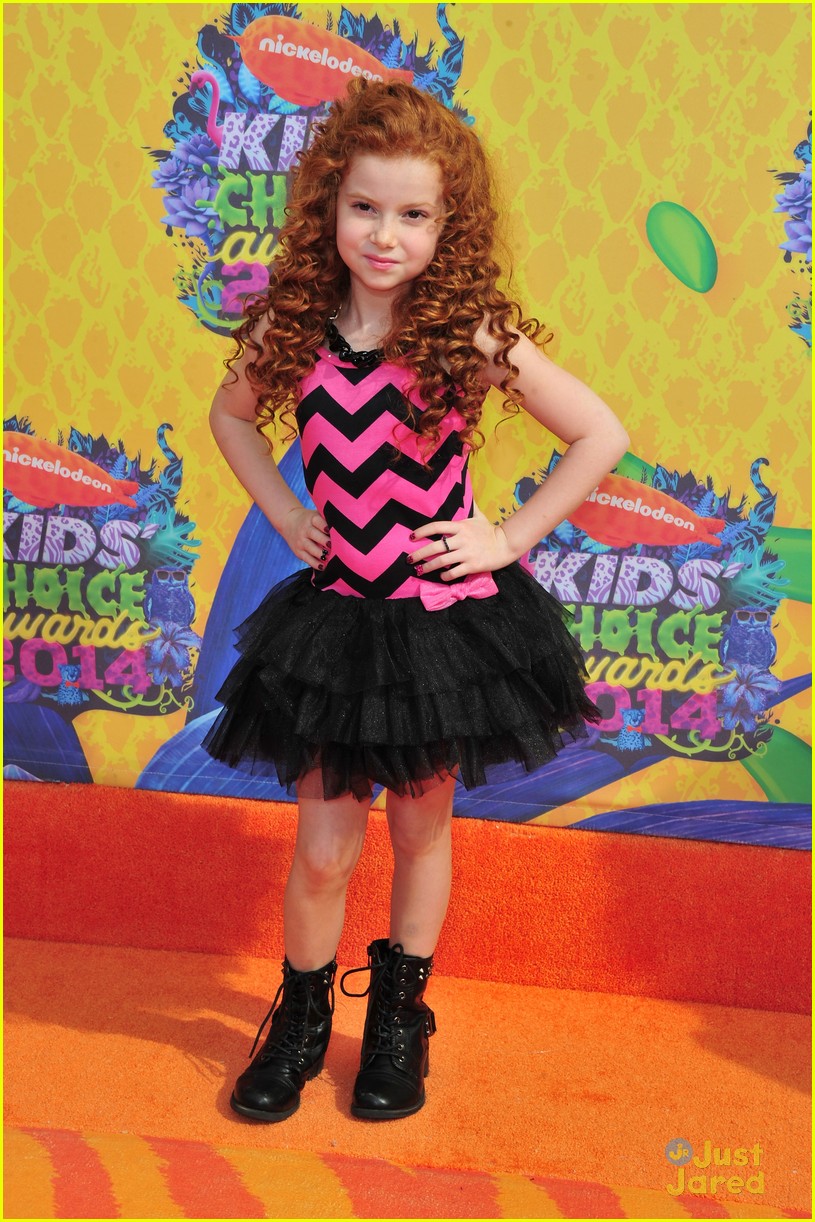 Francesca Capaldi & Brec Bassinger Wear Fun Prints to the Kids' Choice ...