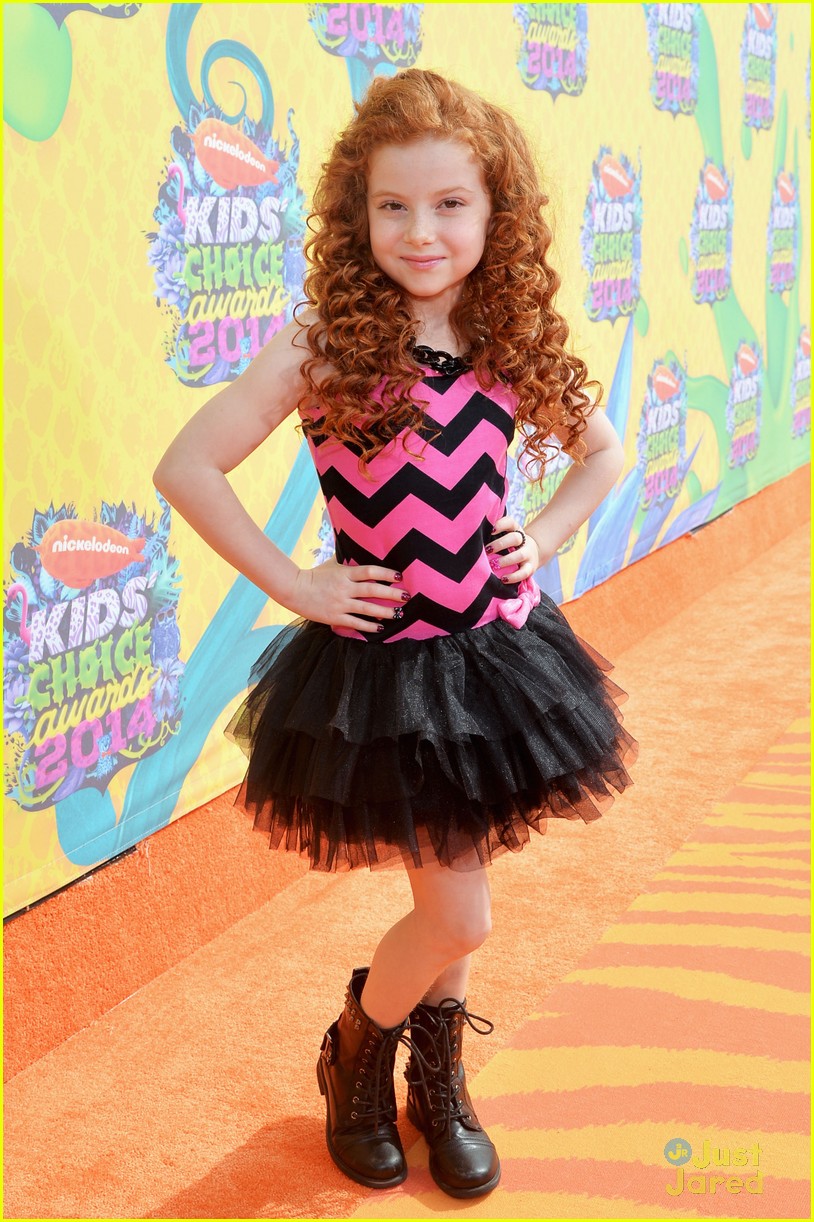 Francesca Capaldi & Brec Bassinger Wear Fun Prints to the Kids' Choice ...