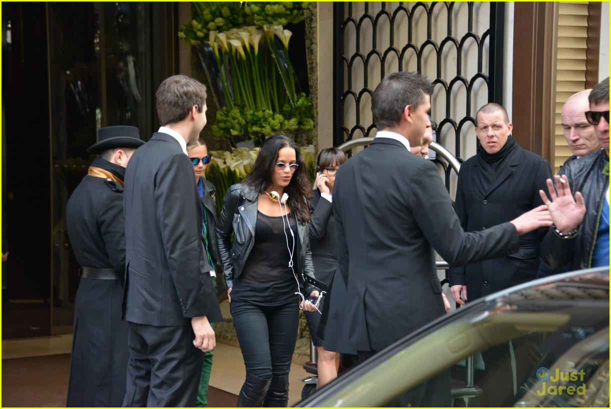 Cara Delevingne Walks in the Chanel Show After Lunching with Michelle ...