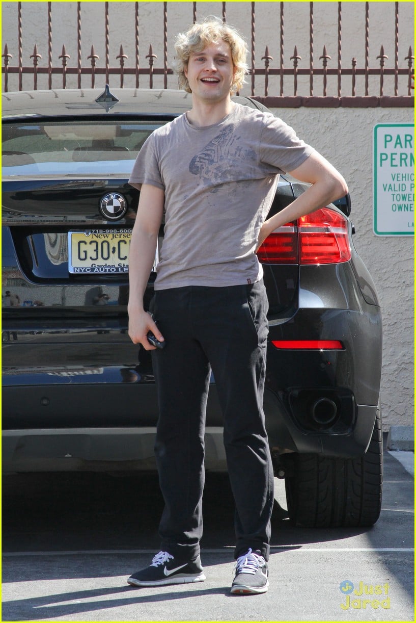 Charlie White Lets Mario Lopez Try on Gold Medal | Photo 652529 - Photo ...