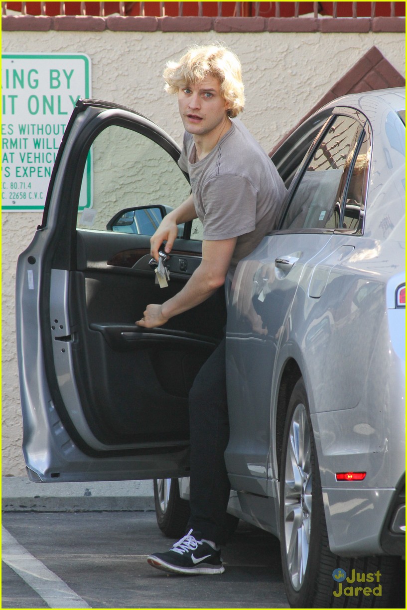 Charlie White Lets Mario Lopez Try On Gold Medal Photo 652544 Photo Gallery Just Jared Jr