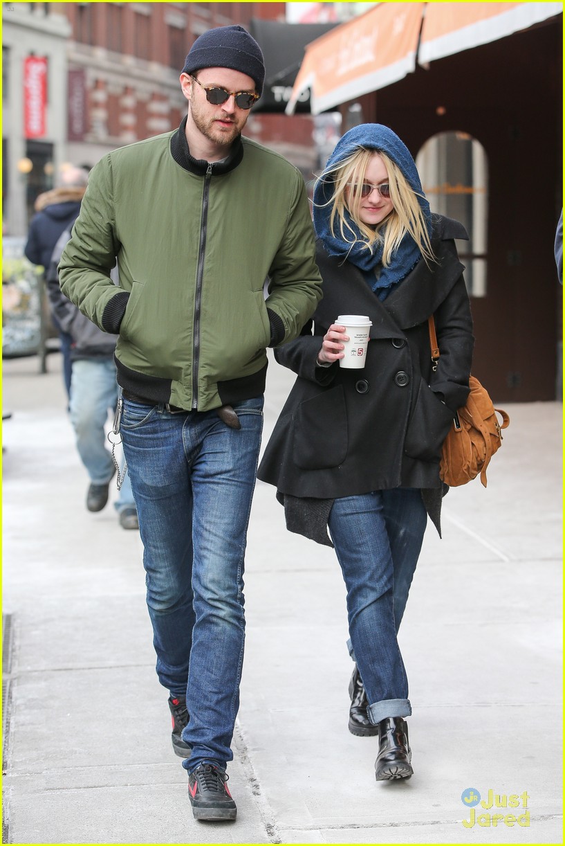 Dakota Fanning Strolls With Jamie Strachan Before Gerardo Naranjo ...