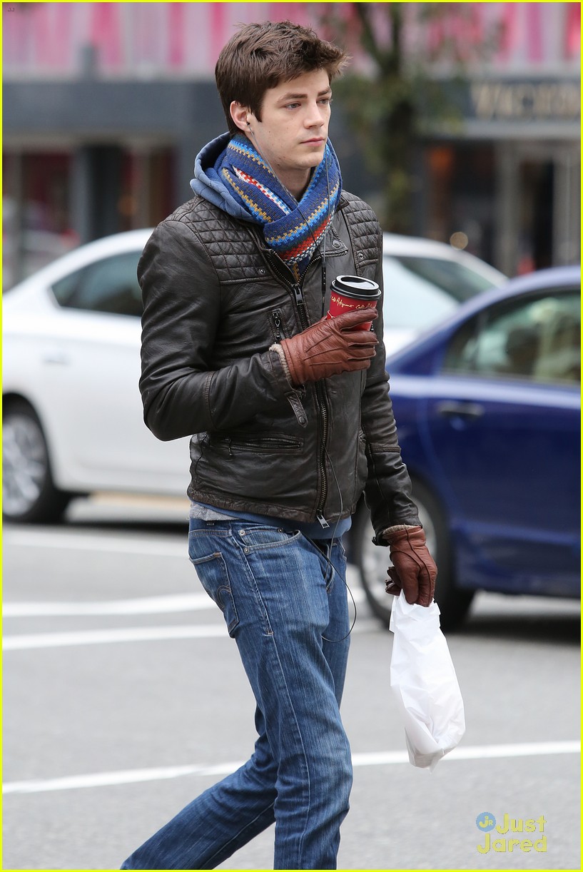 Grant Gustin Can Rock a Scarf Better Than Anyone | Photo 654445 - Photo ...