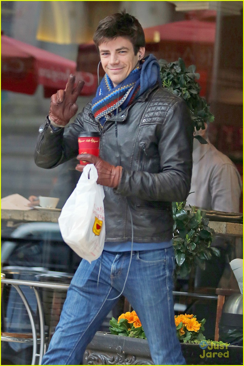 Grant Gustin Can Rock a Scarf Better Than Anyone | Photo 654446 - Photo ...
