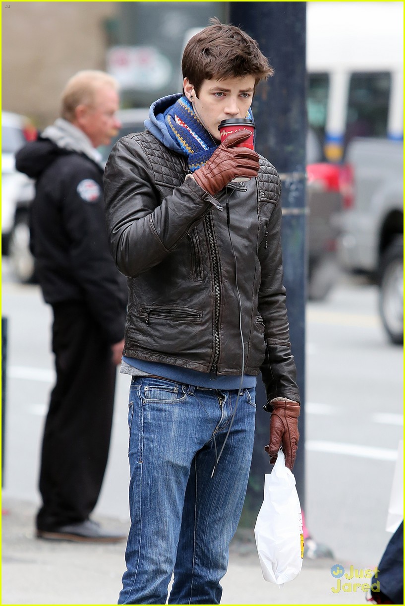 Grant Gustin Can Rock a Scarf Better Than Anyone | Photo 654448 - Photo ...