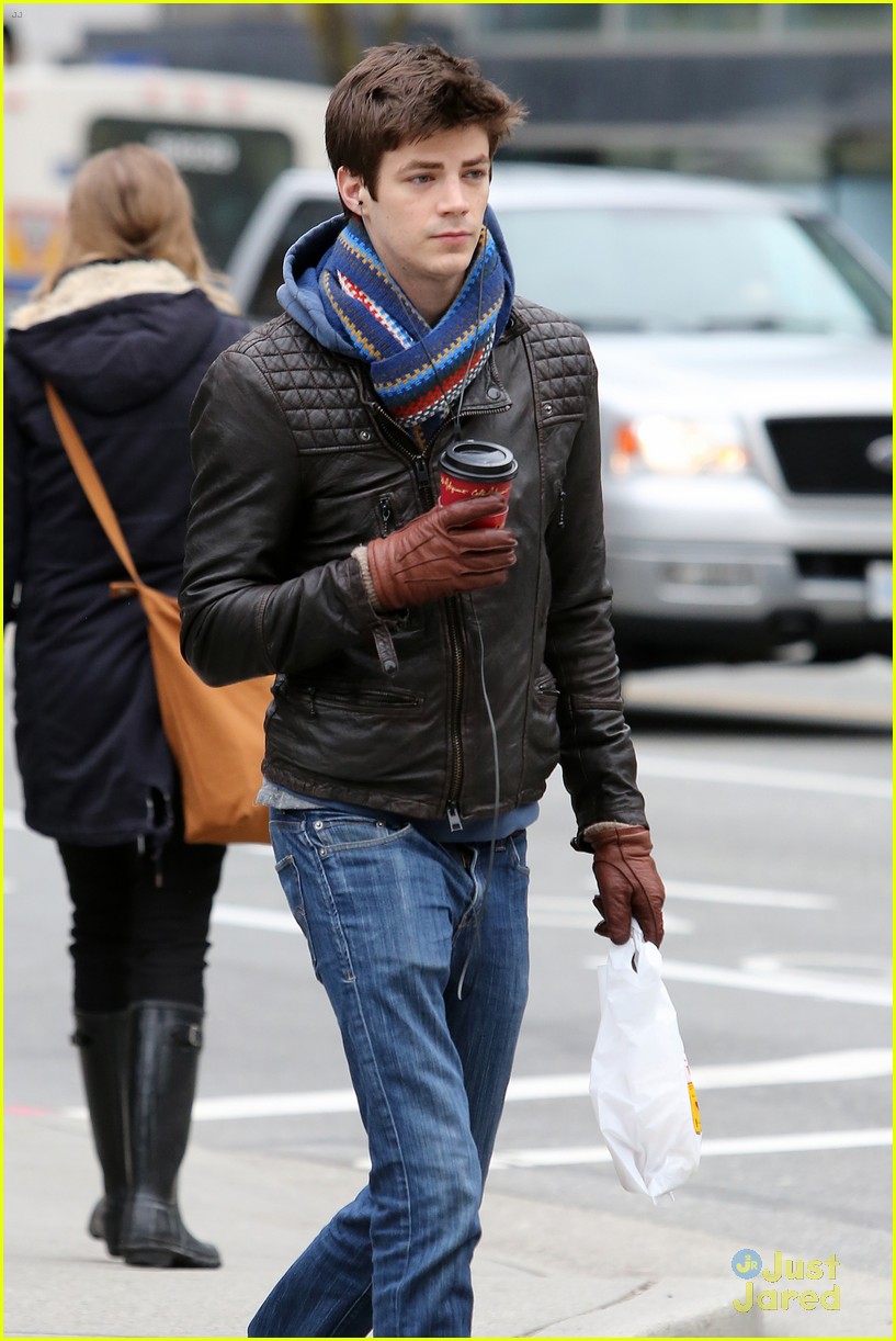 Grant Gustin Can Rock a Scarf Better Than Anyone | Photo 654450 - Photo ...