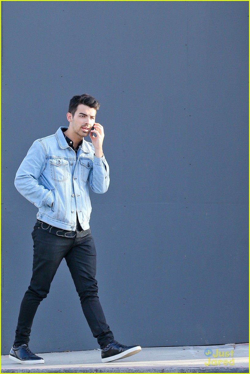 Joe Jonas Dons Denim for Urth Lunch | Photo 656880 - Photo Gallery ...
