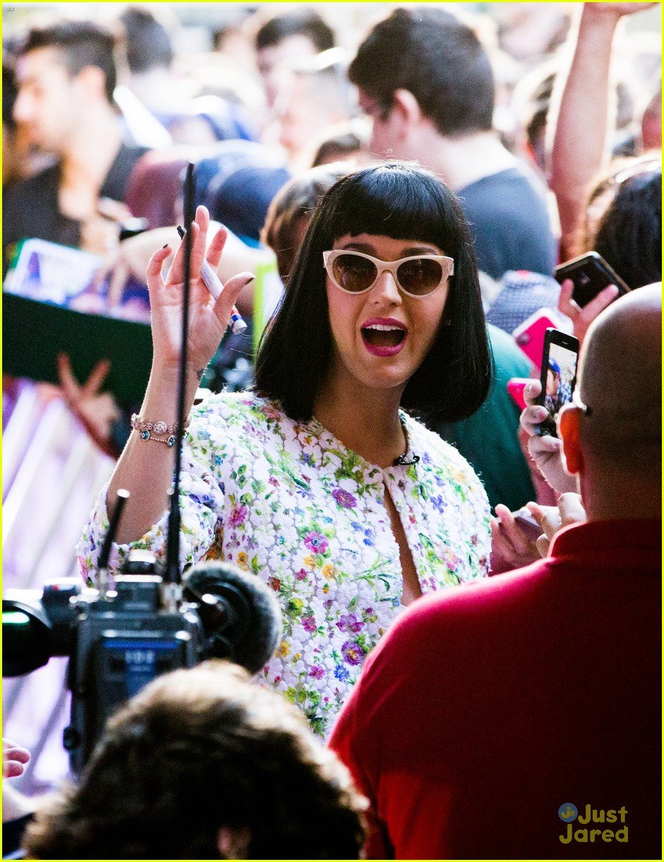 Katy Perry on Miley Cyrus Kiss: 'That Tongue is So Infamous!' | Photo ...