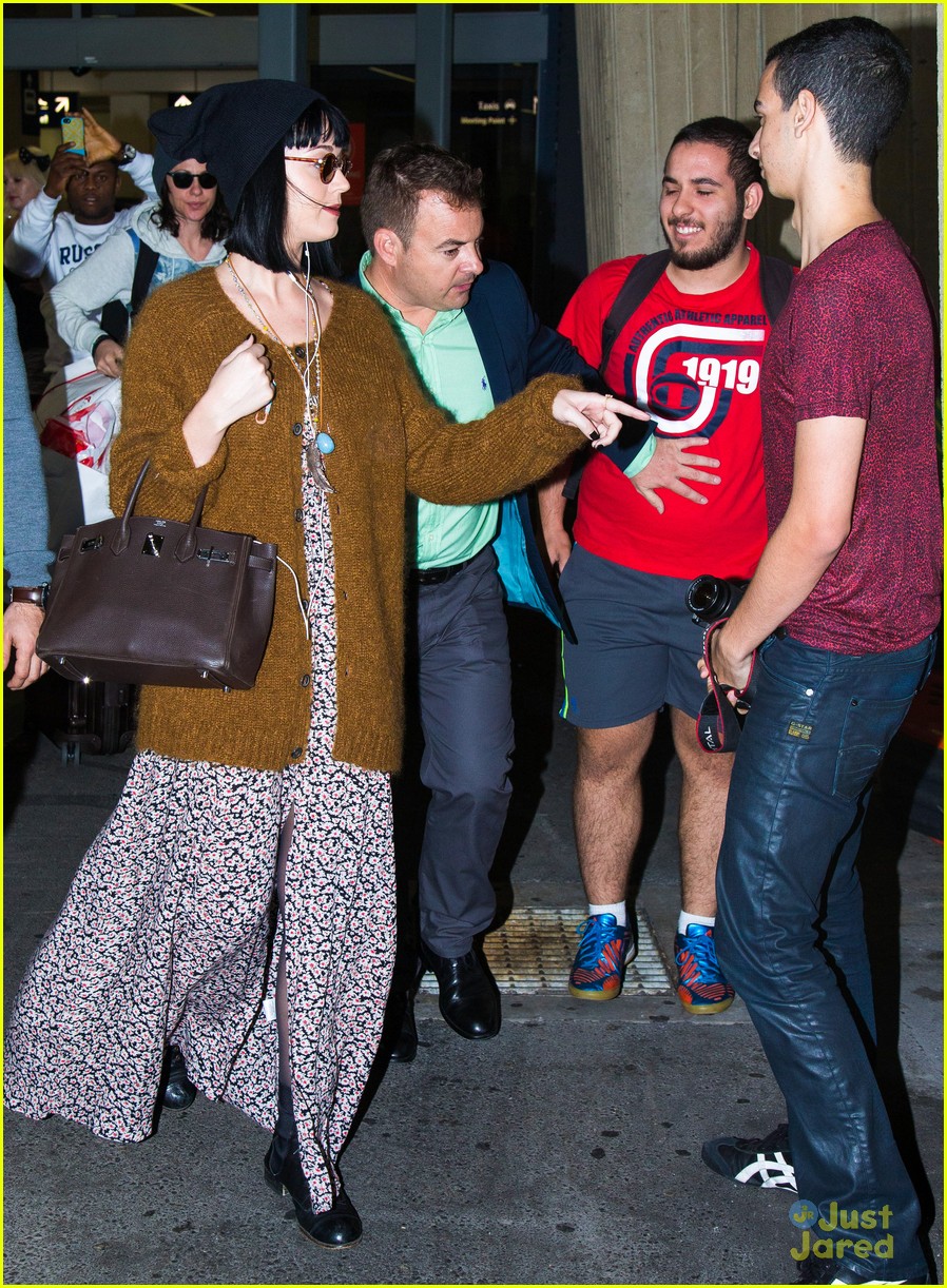 Katy Perry: Fan Photos After Arriving In Sydney | Photo 649056 - Photo ...