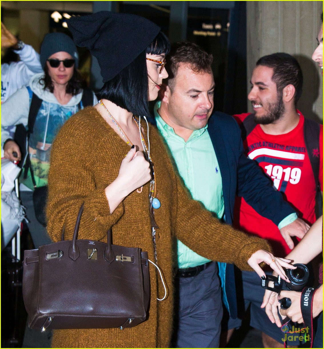 Katy Perry: Fan Photos After Arriving In Sydney | Photo 649057 - Photo ...
