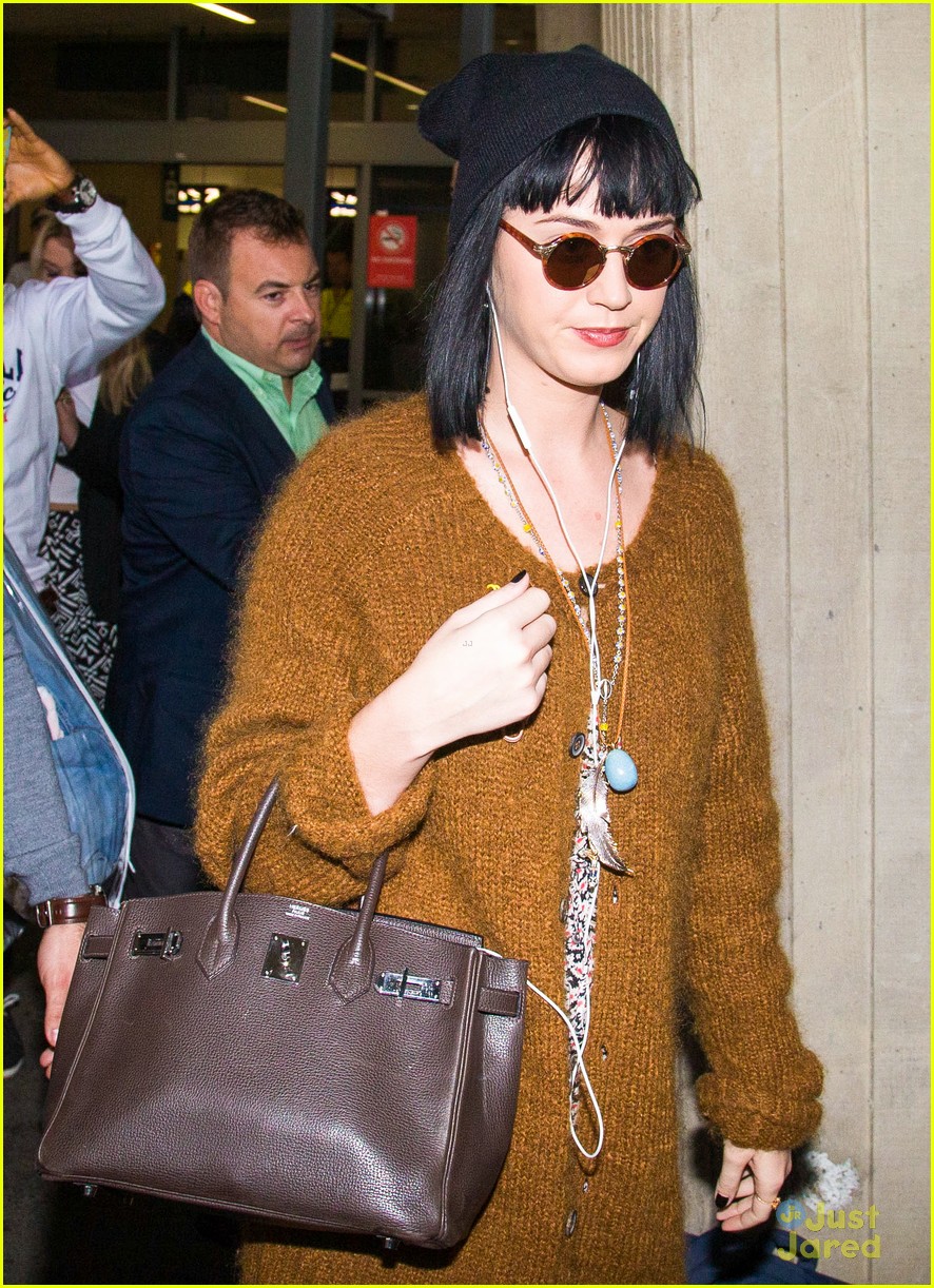 Katy Perry: Fan Photos After Arriving In Sydney | Photo 649063 - Photo ...