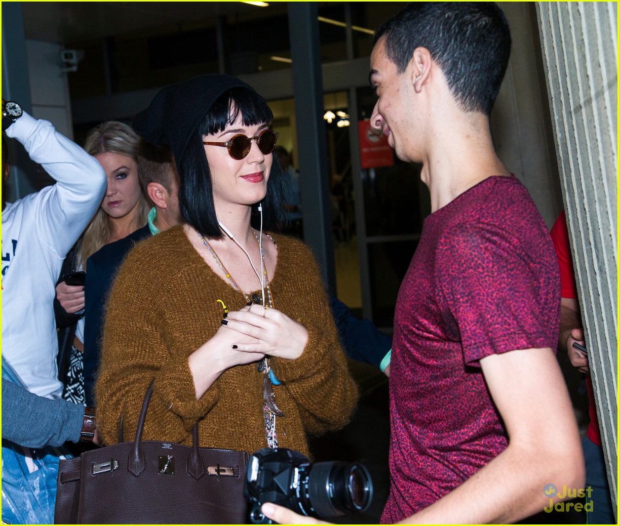 Katy Perry: Fan Photos After Arriving In Sydney | Photo 649065 - Photo ...