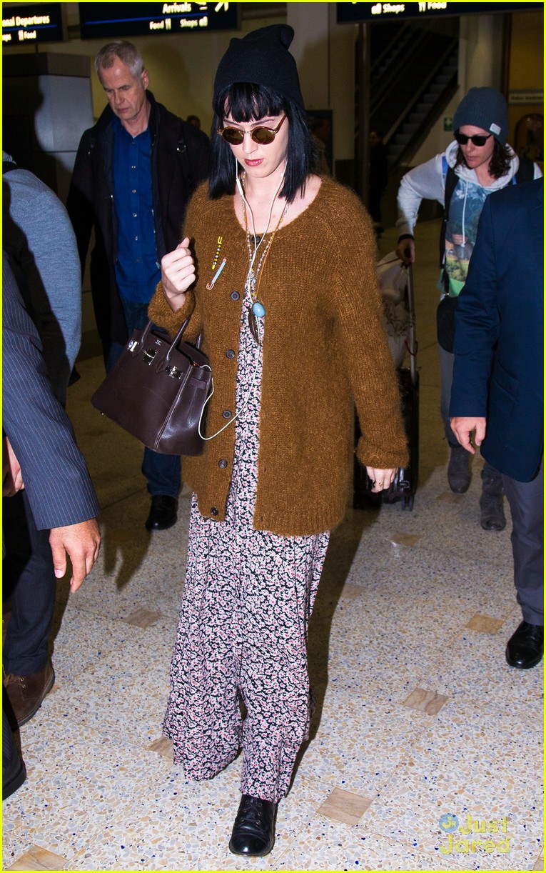 Katy Perry: Fan Photos After Arriving In Sydney | Photo 649068 - Photo ...