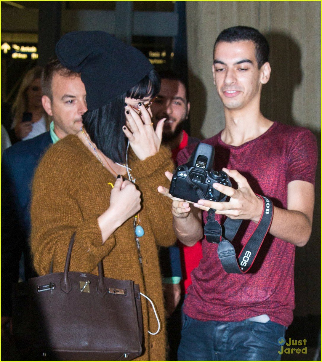 Katy Perry: Fan Photos After Arriving In Sydney | Photo 649069 - Photo ...