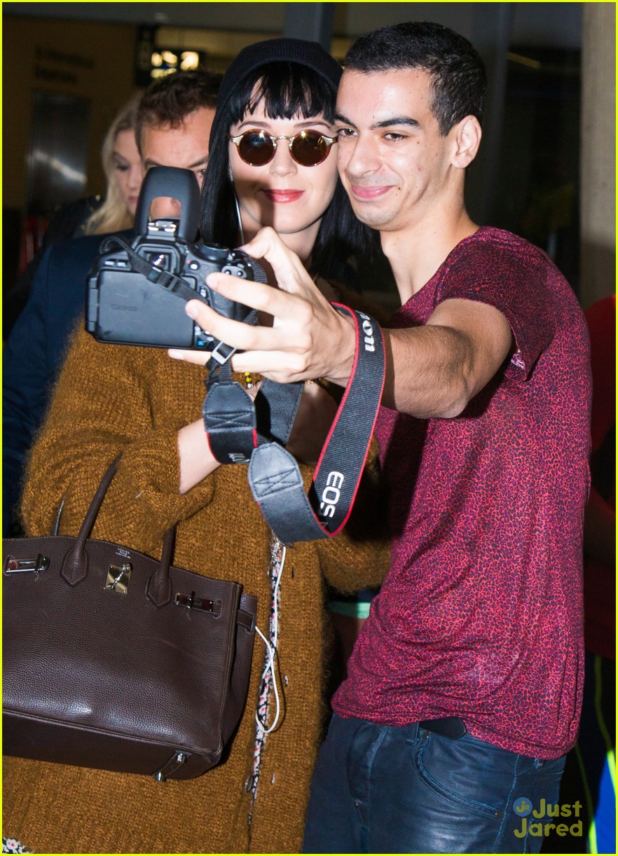 Katy Perry: Fan Photos After Arriving In Sydney | Photo 649070 - Photo ...
