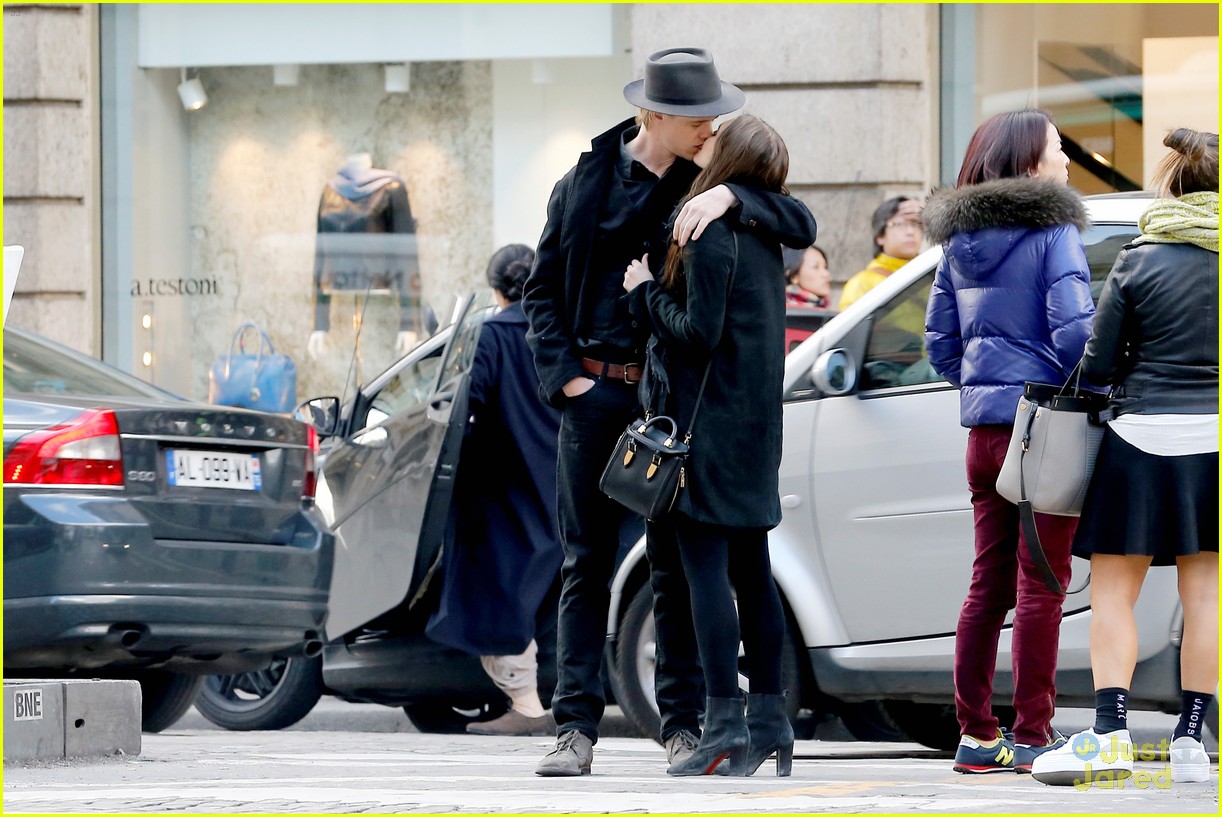 Elizabeth Olsen & Boyd Holbrook Pucker Up in Paris | Photo 649218 ...
