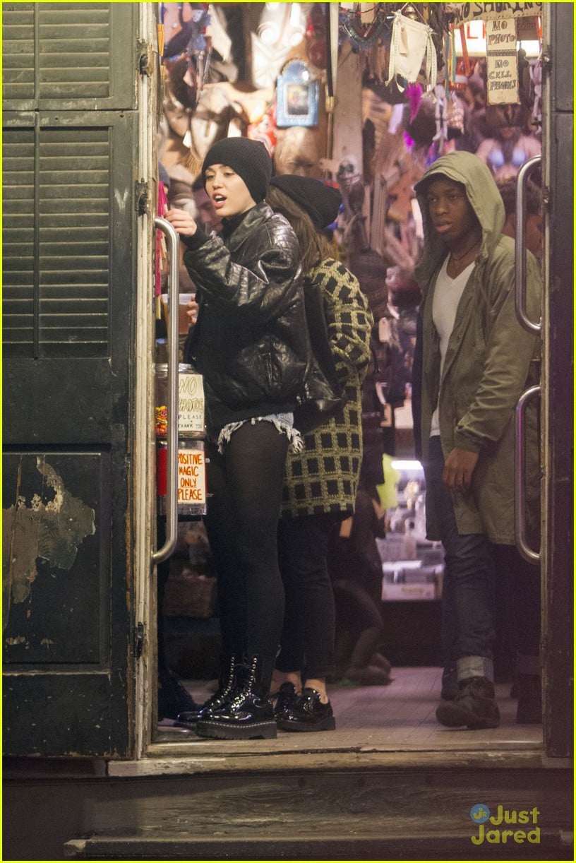 Full Sized Photo of miley cyrus back got back karaoke tour bus fire 01 ...