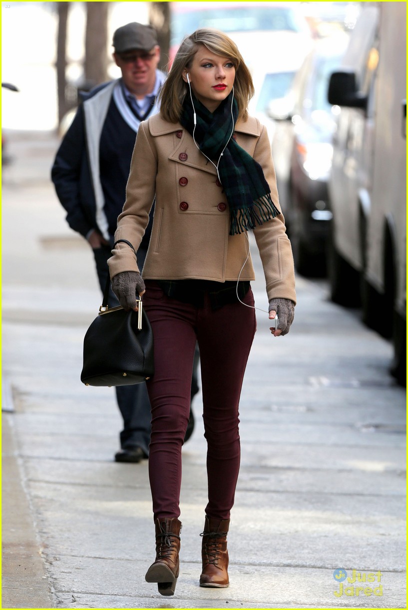 Taylor Swift: Windy Window Shopping in NYC | Photo 657137 - Photo ...