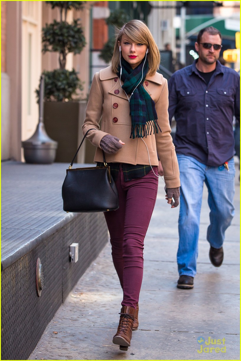 Taylor Swift: Windy Window Shopping in NYC | Photo 657143 - Photo ...