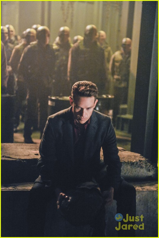 Oliver & Slade Face Off on Tonight's 'Arrow' | Photo 670029 - Photo ...