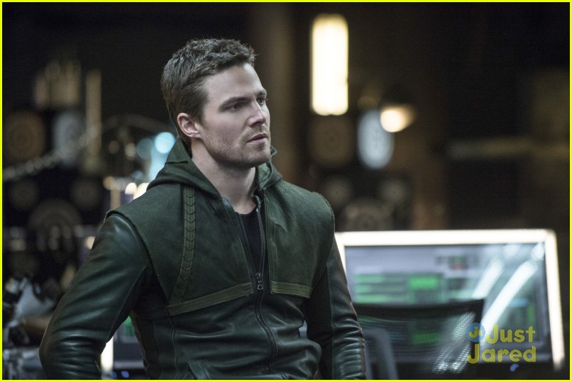 Oh No! Roy Attacks Thea on Tonight's 'Arrow' | Photo 666682 - Photo ...