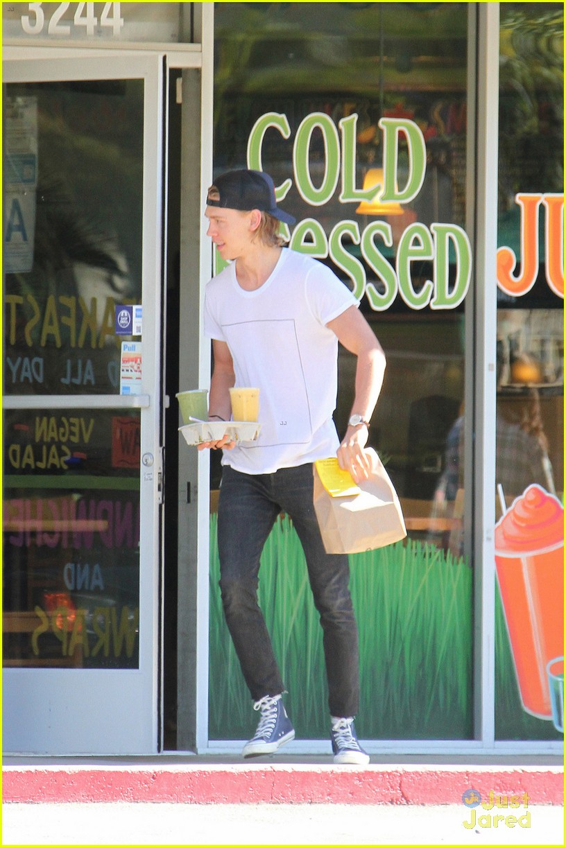 Austin Butler Buys Food for Homeless Trumpet Player Outside L.A. Eatery ...