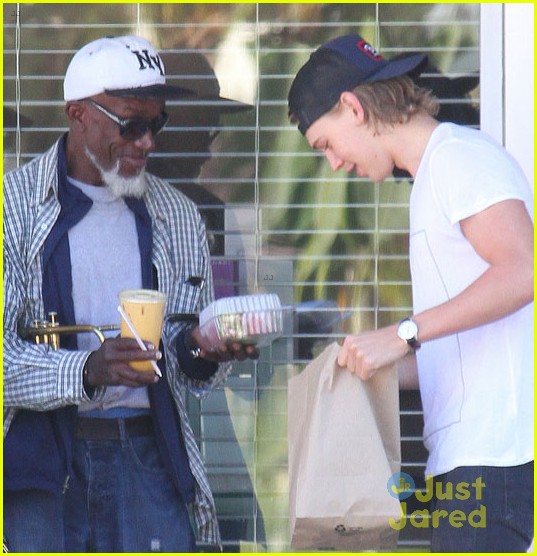 Austin Butler Buys Food for Homeless Trumpet Player Outside L.A. Eatery ...