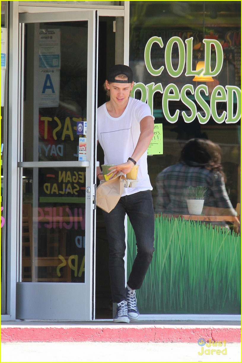 Austin Butler Buys Food for Homeless Trumpet Player Outside L.A. Eatery ...