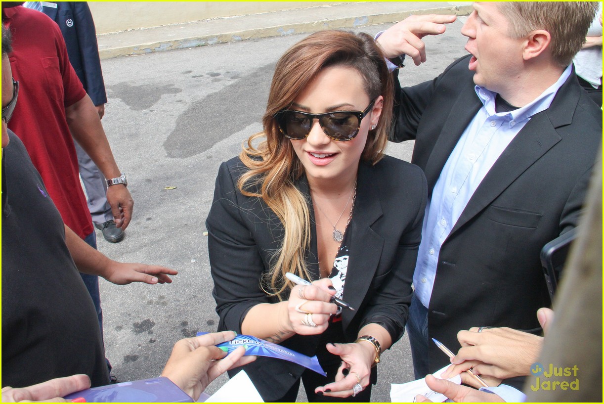 Demi Lovato Has Strange Dreams About Penguins | Photo 669185 - Photo ...