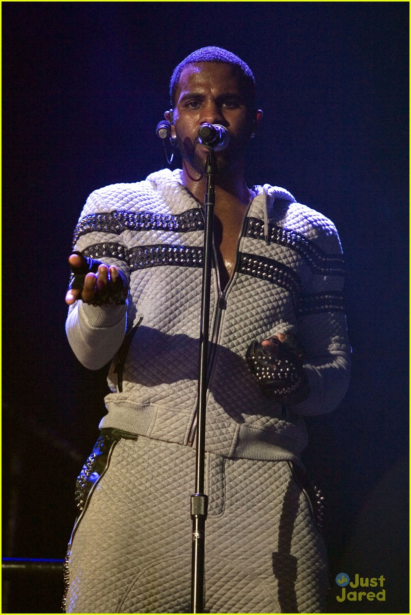 Jason Derulo Defies Gravity in Shirtless Glasgow Performance! | Photo ...