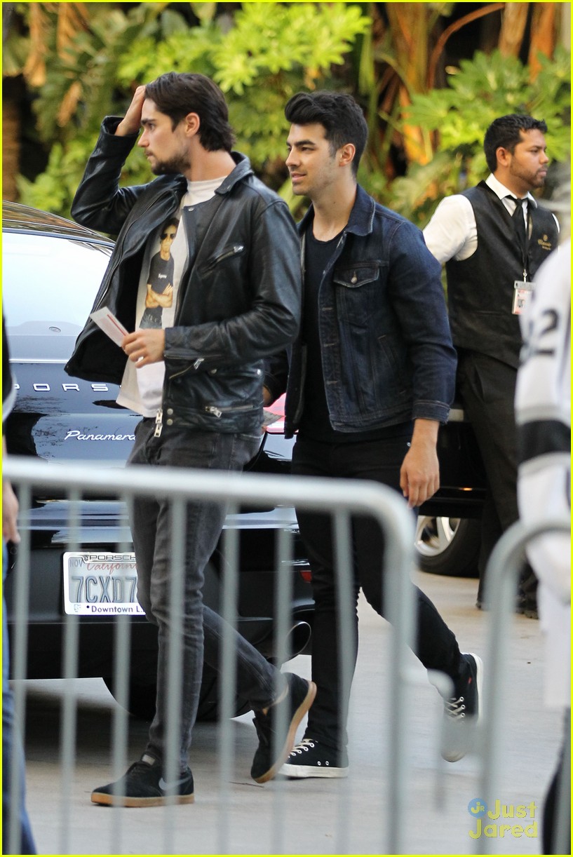 Joe Jonas Enjoys L.A. Kings Game with Friends | Photo 669461 - Photo ...