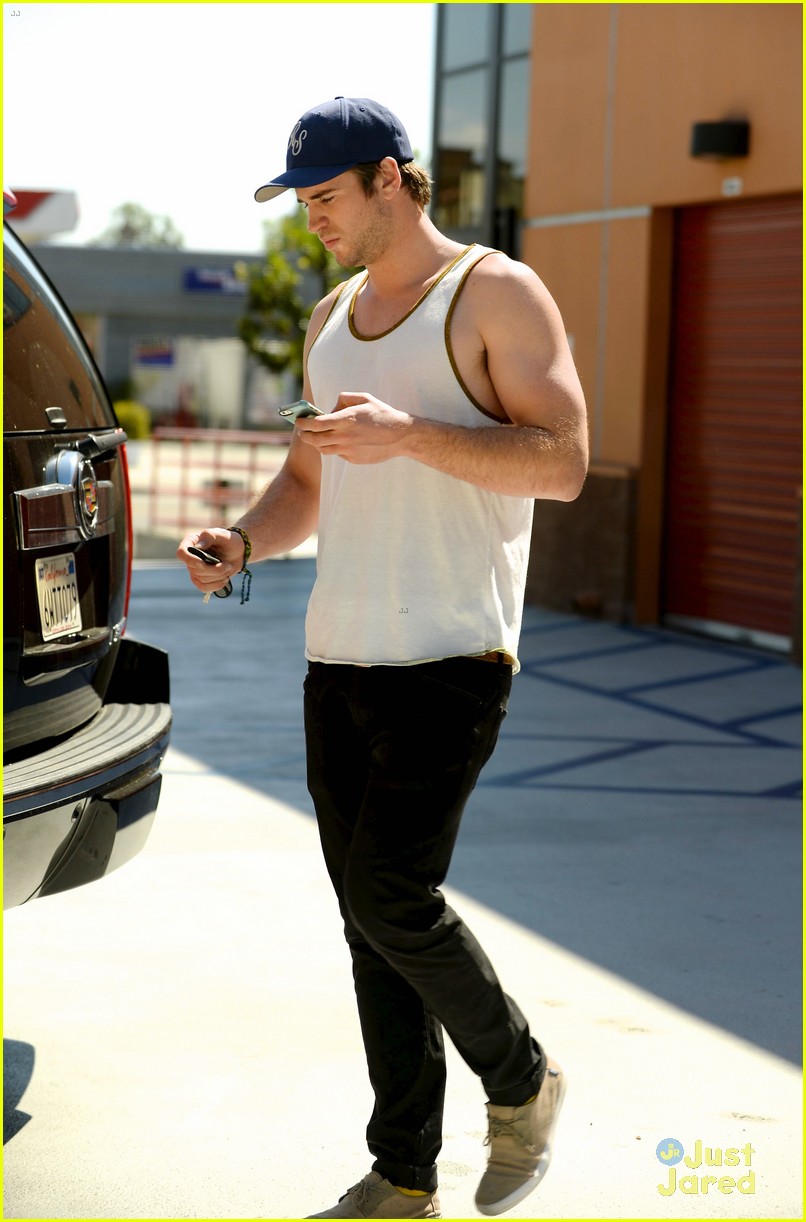 Liam Hemsworth Gives Us a Gun Show in His Tank Top! | Photo 660442 ...