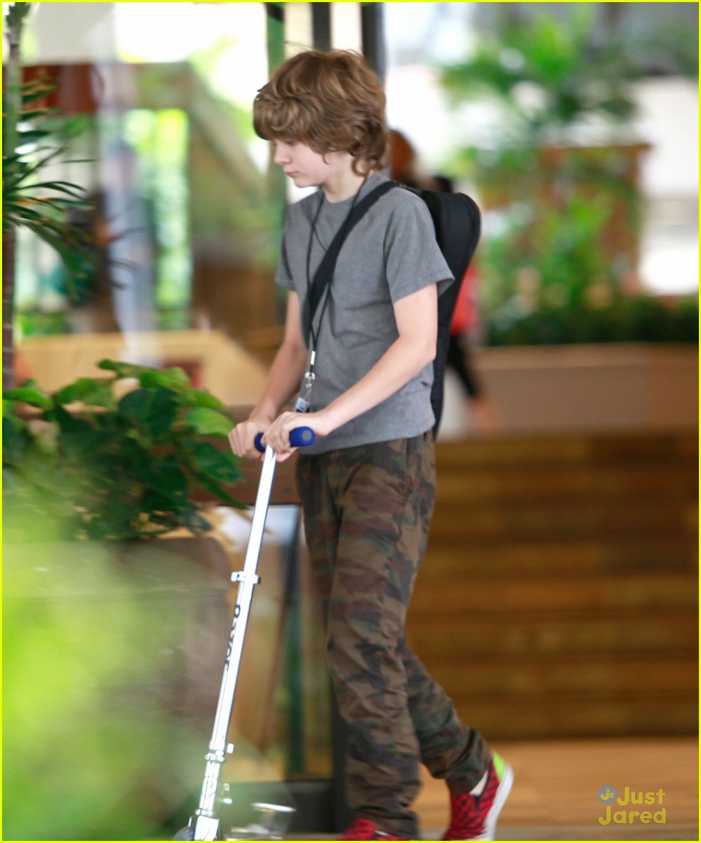 Nick Robinson & Ty Simpkins Head to 'Jurassic World' Set in Hawaii ...
