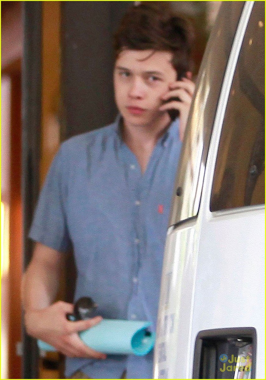 Nick Robinson & Ty Simpkins Head to 'Jurassic World' Set in Hawaii ...