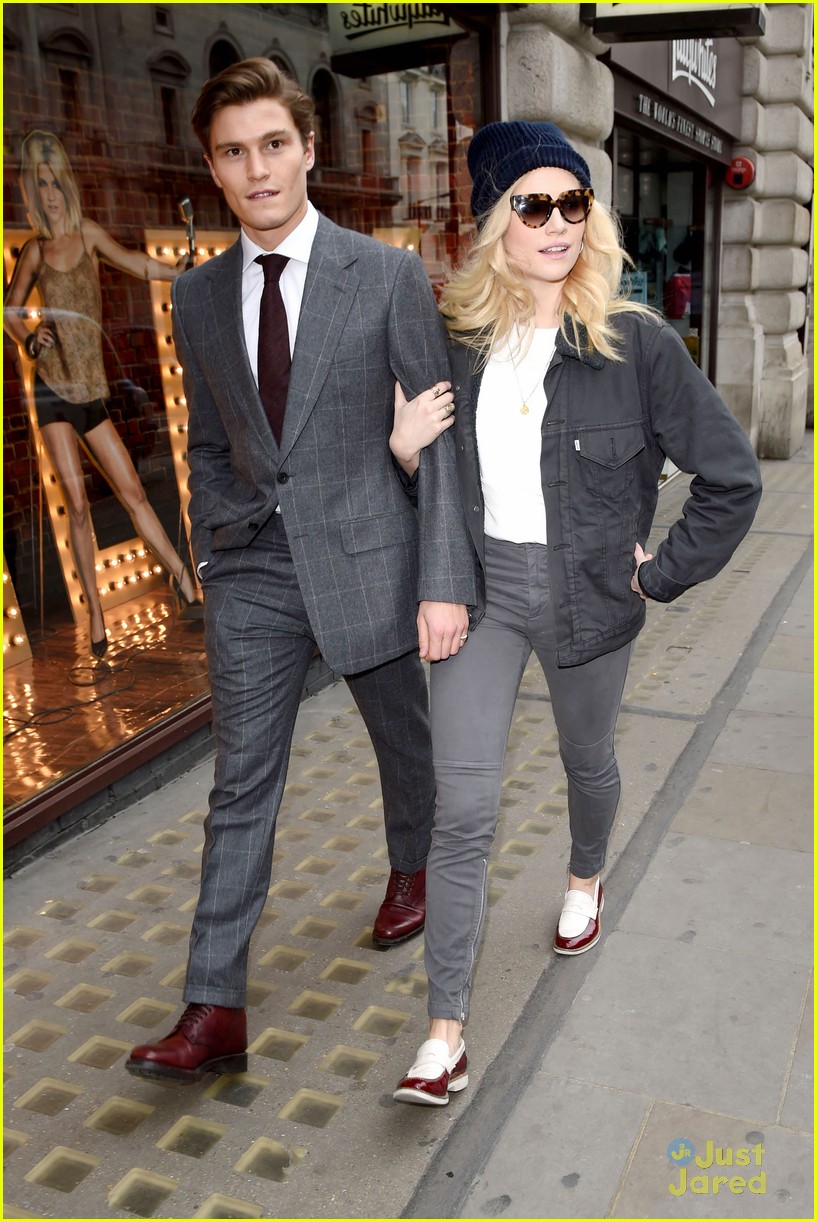 Pixie Lott & Oliver Cheshire: Monday Morning Stroll After Mother's Day ...
