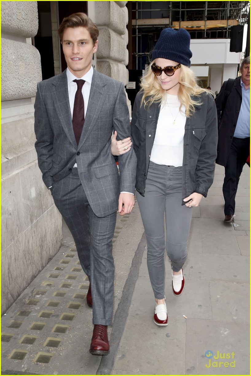 Pixie Lott & Oliver Cheshire: Monday Morning Stroll After Mother's Day ...