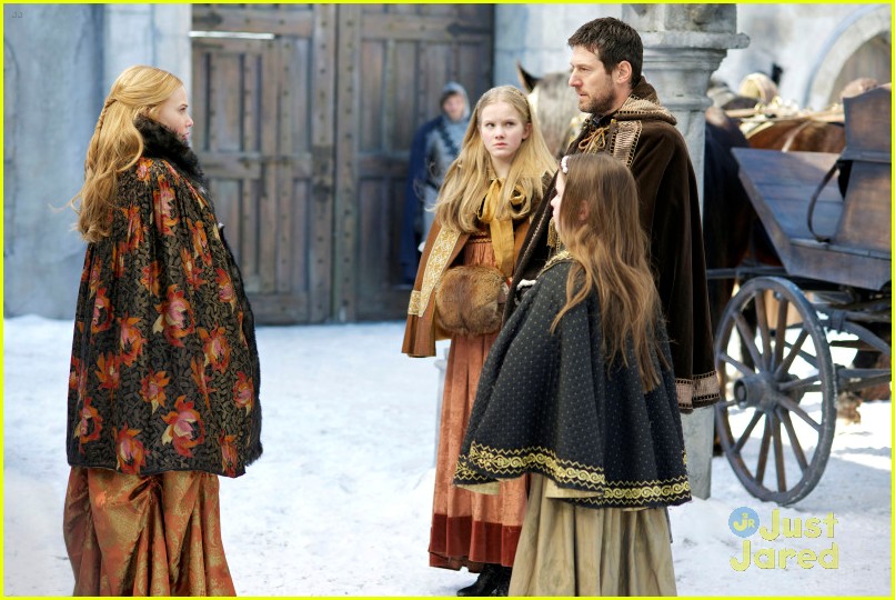 Adelaide Kane & Caitlin Stasey: Snowball Fight on 'Reign'! | Photo ...