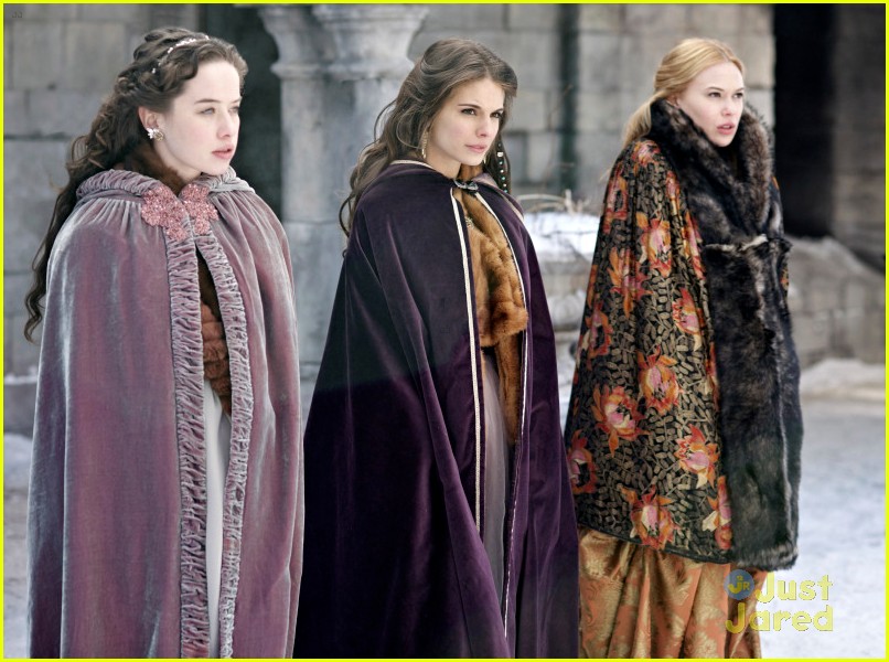 Adelaide Kane & Caitlin Stasey: Snowball Fight on 'Reign'! | Photo ...