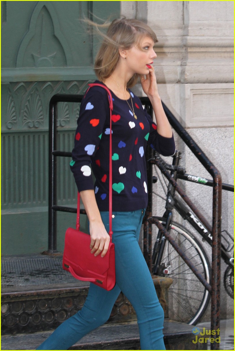 Full Sized Photo of taylor swift gena surprise video 09 | Taylor Swift ...