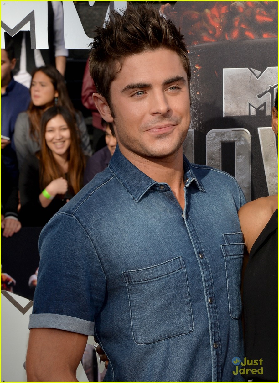 Zac Efron & Dave Franco Get 'Neighbor'-ly at MTV Movie Awards 2014 ...