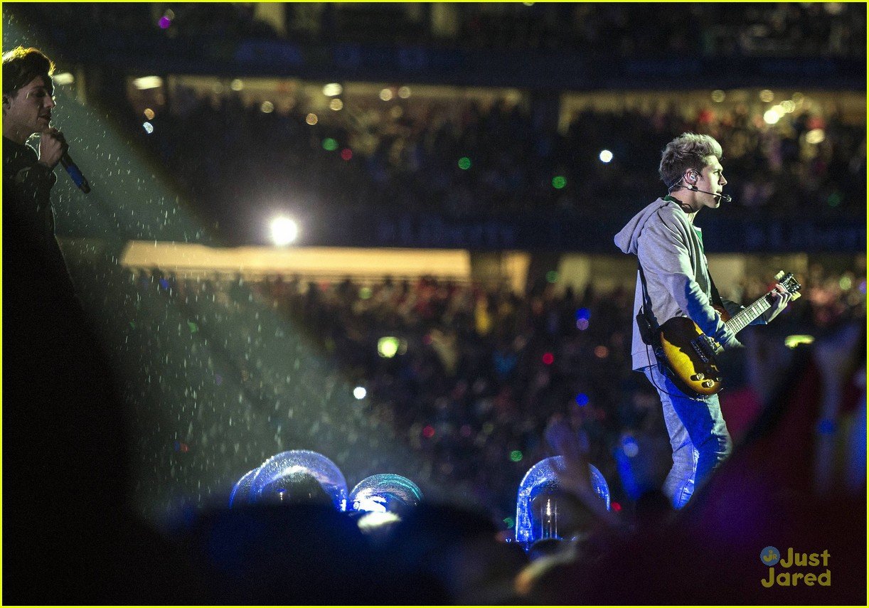Harry Styles Gives Thumbs Up To Fans at Croke Park Concert Night One ...
