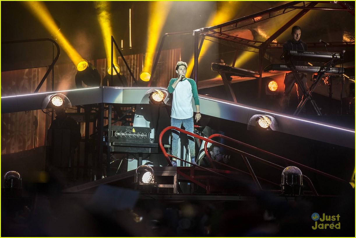 Full Sized Photo of one direction concert pics croke park 08 | Harry ...
