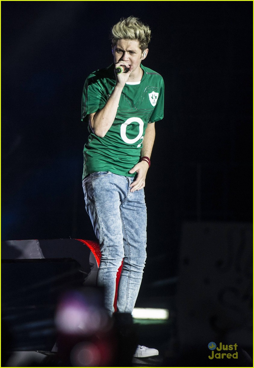 Harry Styles Gives Thumbs Up To Fans at Croke Park Concert Night One ...