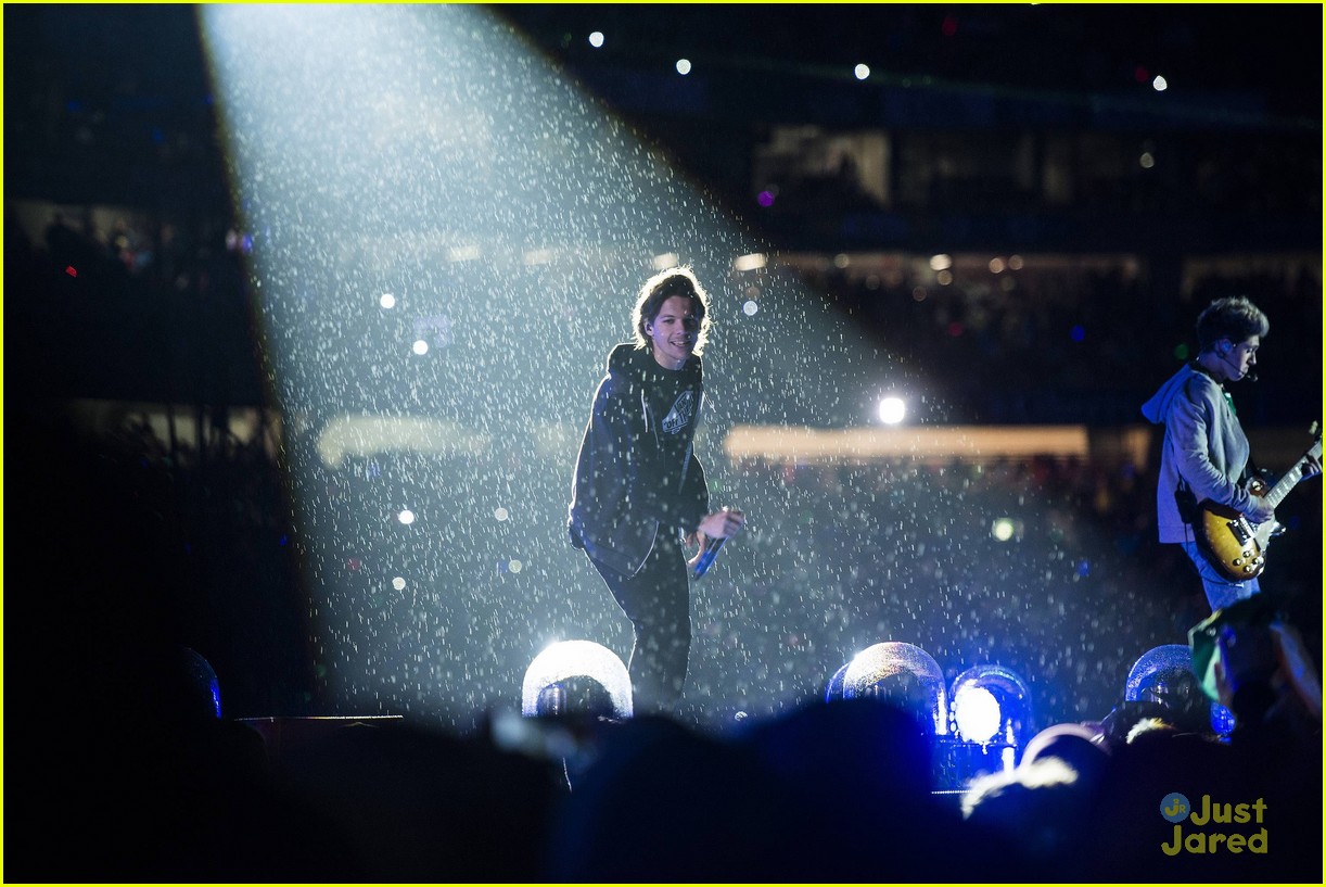 Harry Styles Gives Thumbs Up To Fans at Croke Park Concert Night One ...