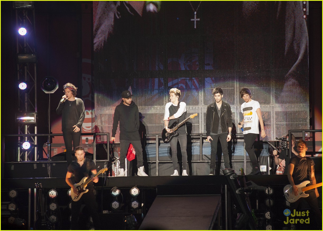 One Direction Make Soccer Uniforms Look Good! | Photo 672001 - Photo ...