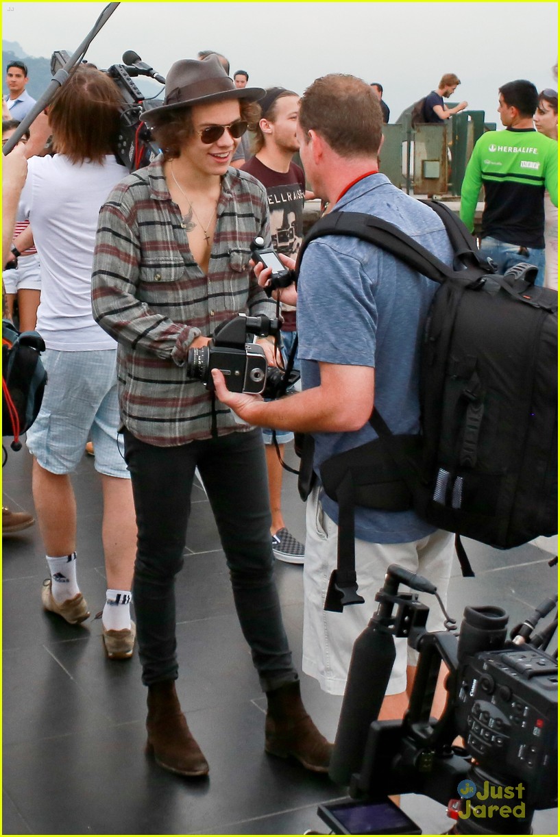 One Direction Cause Havoc While Visiting Christ The Redeemer Statue in ...