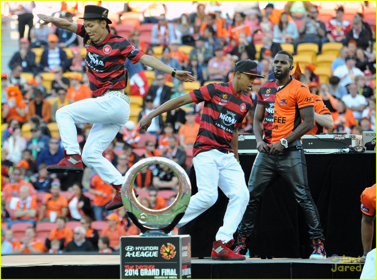 Jason Derulo Jumps Around at the Australian Football a League Grand ...