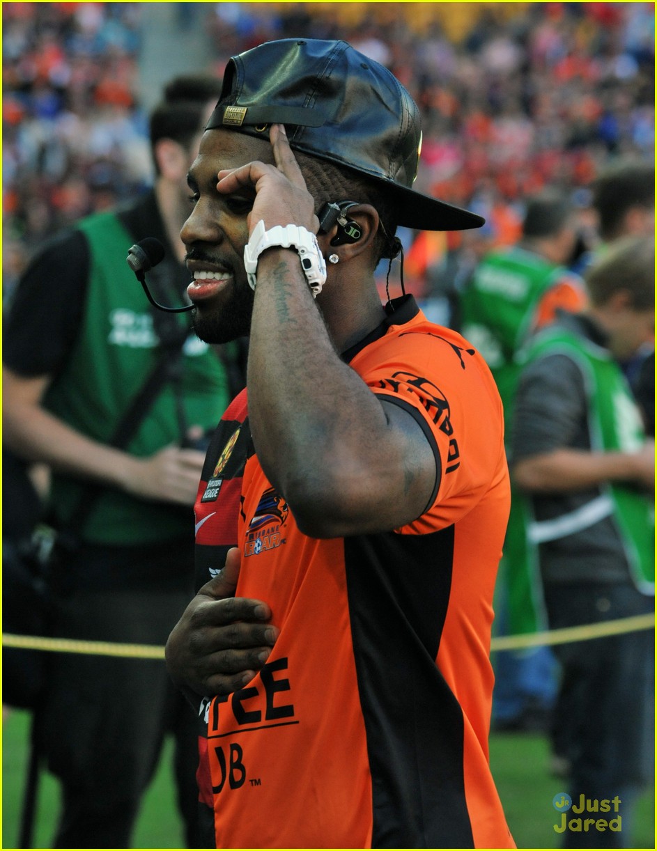 Jason Derulo Jumps Around at the Australian Football a League Grand ...
