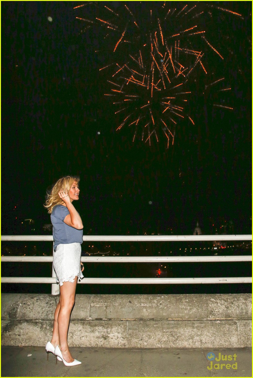 Ellie Goulding Takes in the Fireworks Over the Waterloo Bridge! | Photo ...